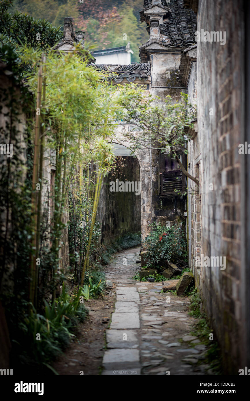 Buildings narrow road and hutong hi-res stock photography and images ...