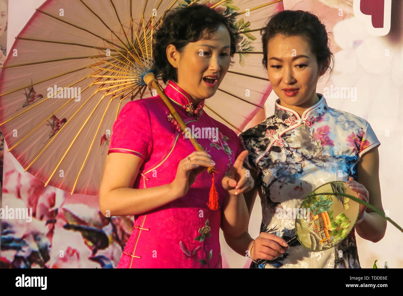 Jiangnan Qipao show Stock Photo - Alamy