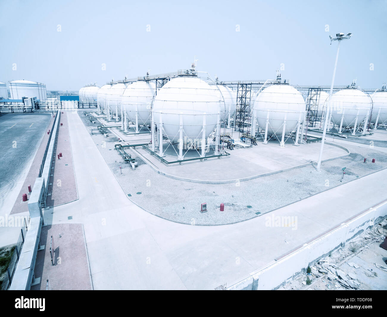 Empty oil storage tanks hi-res stock photography and images - Alamy