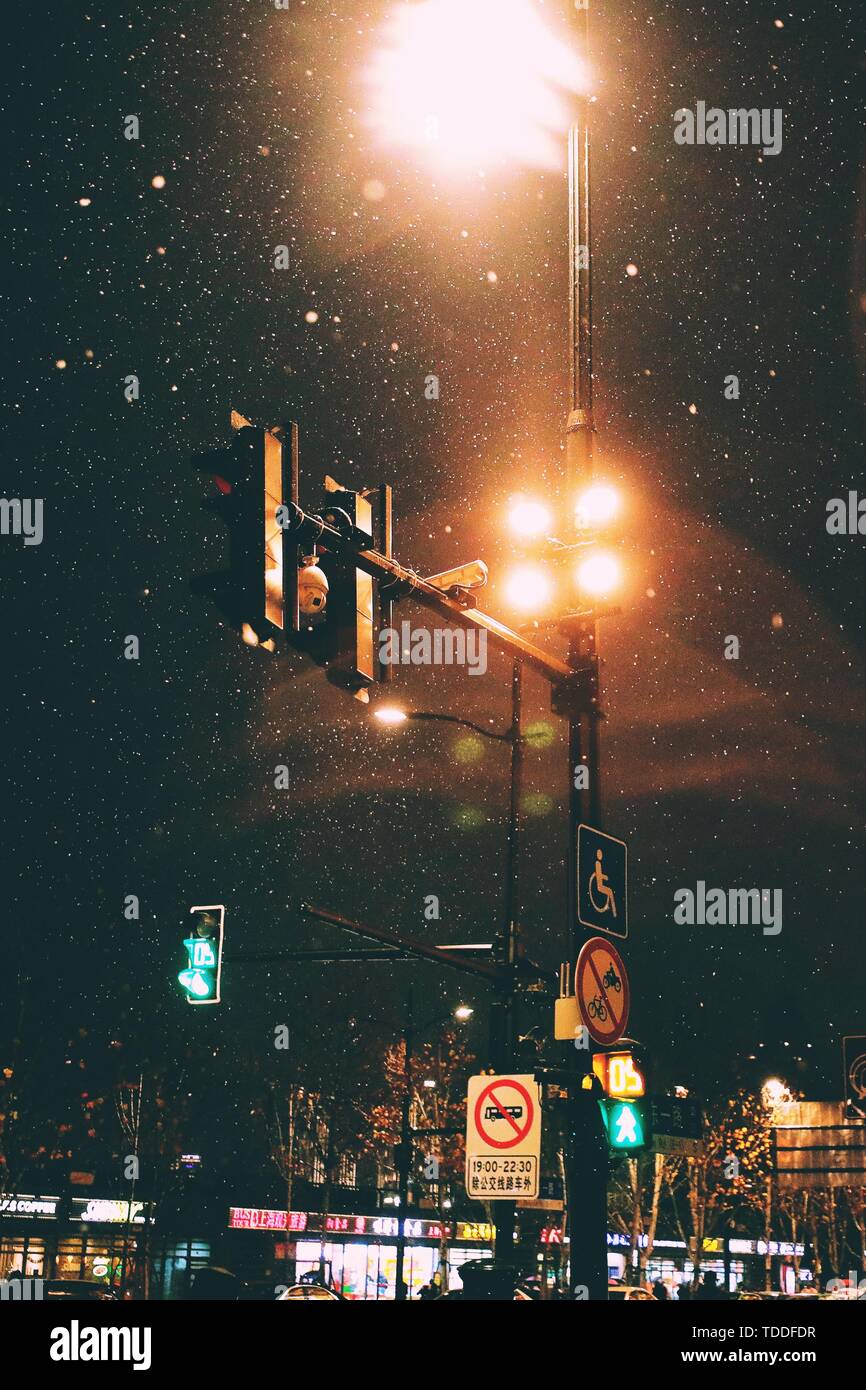 Streetlights and traffic lights on a snowy day Stock Photo - Alamy