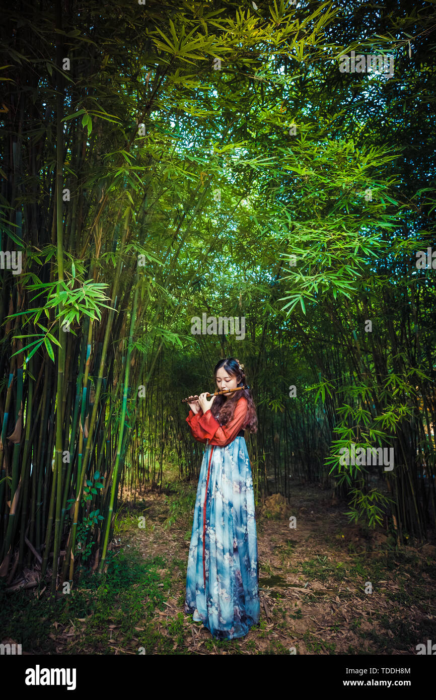 Ancient chinese clothes hi-res stock photography and images - Alamy