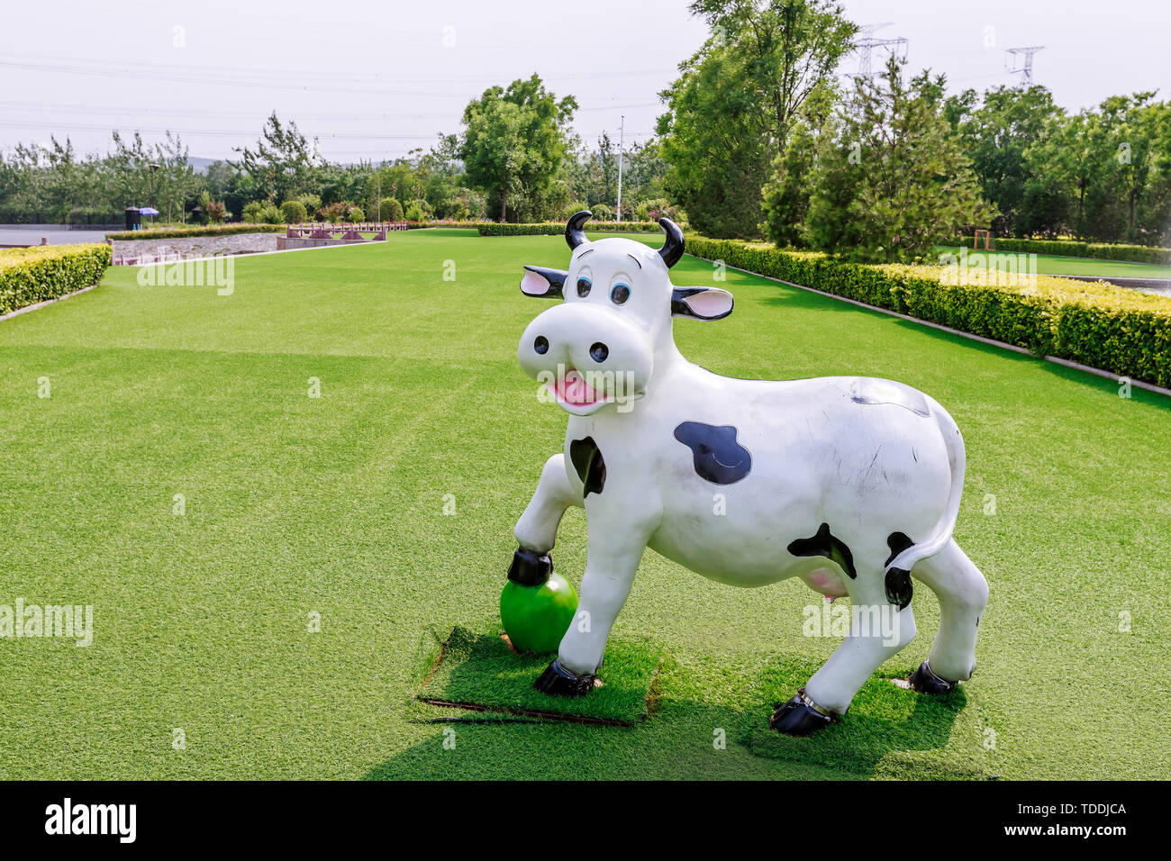 Cows sculpture landscape in park hi-res stock photography and images ...