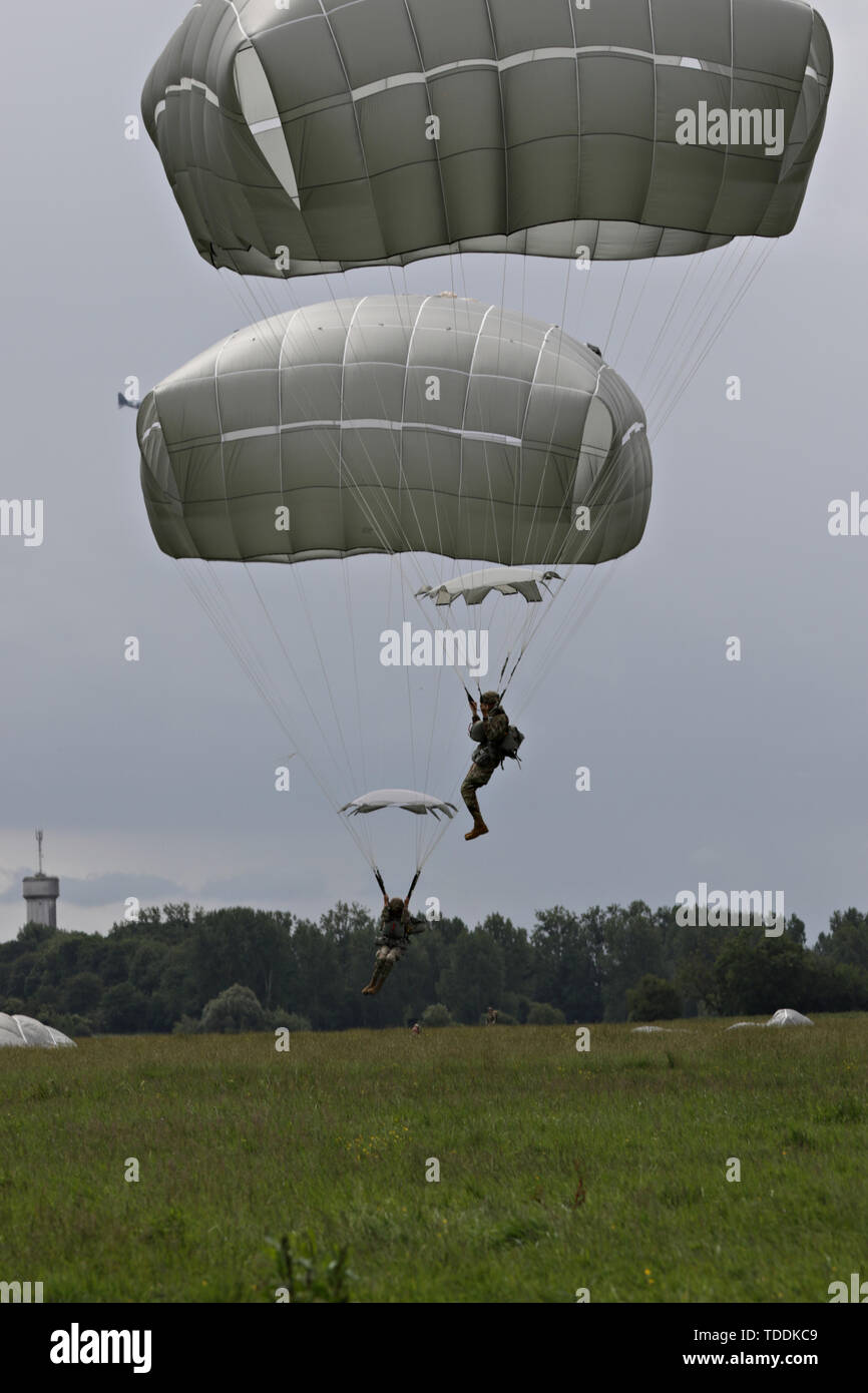 Paratroopers of the 82nd Airborne Division and other airborne units ...