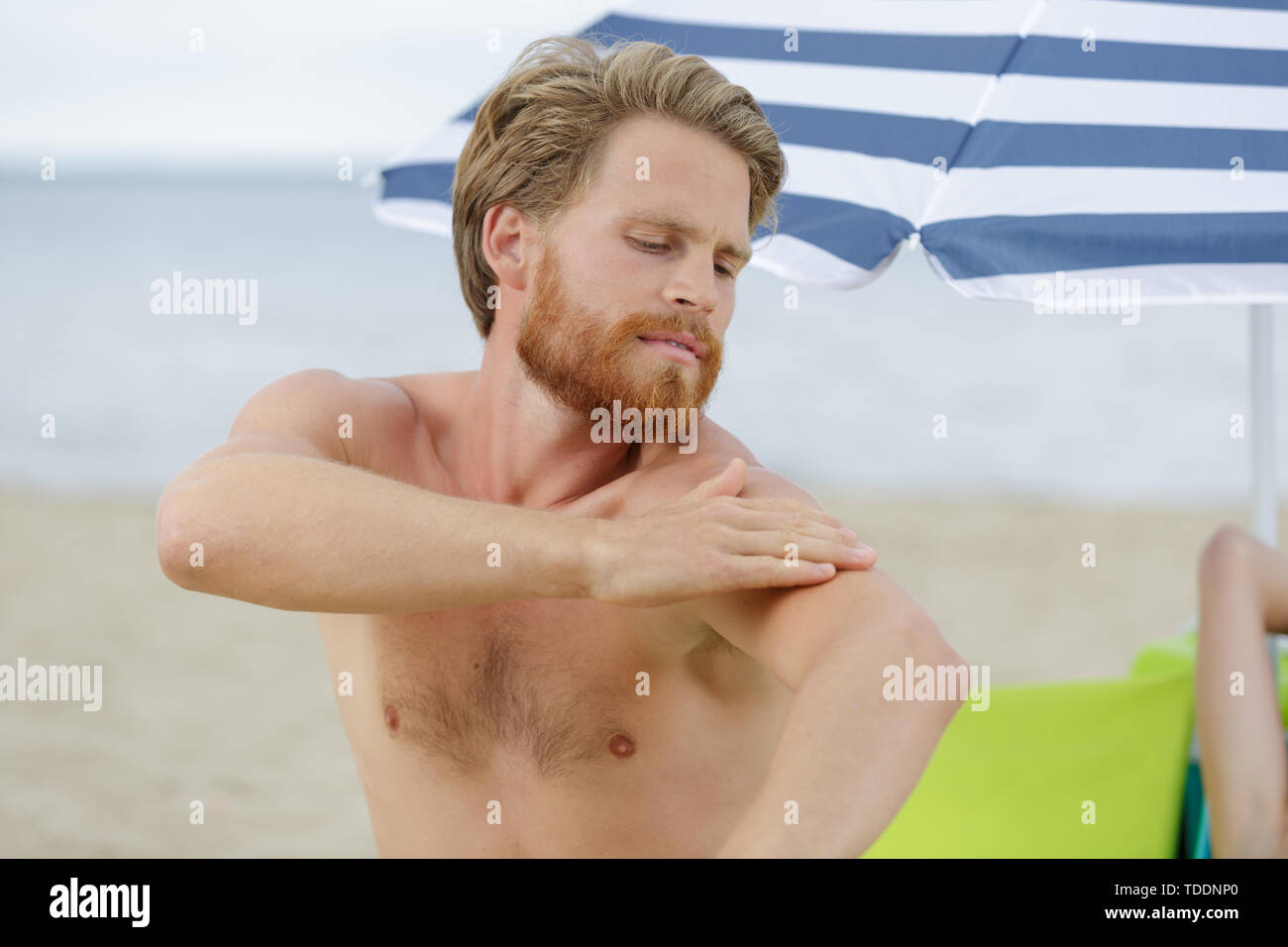 Applying sunscreen beach man hi-res stock photography and images - Alamy
