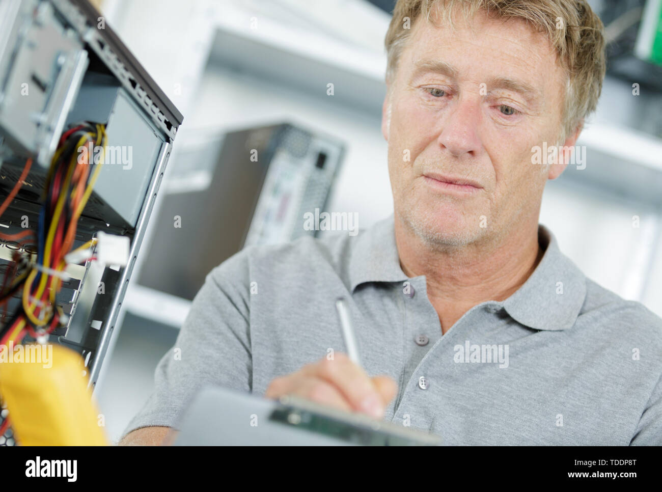 Man cleaning computer fan hi-res stock photography and images - Alamy