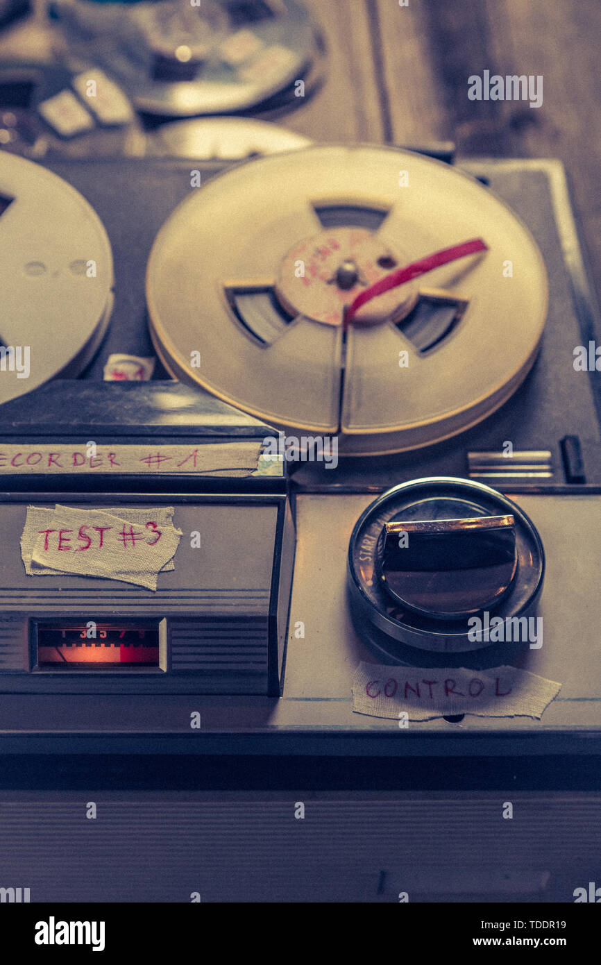 Tape recorder 1970s microphone hi-res stock photography and images - Alamy