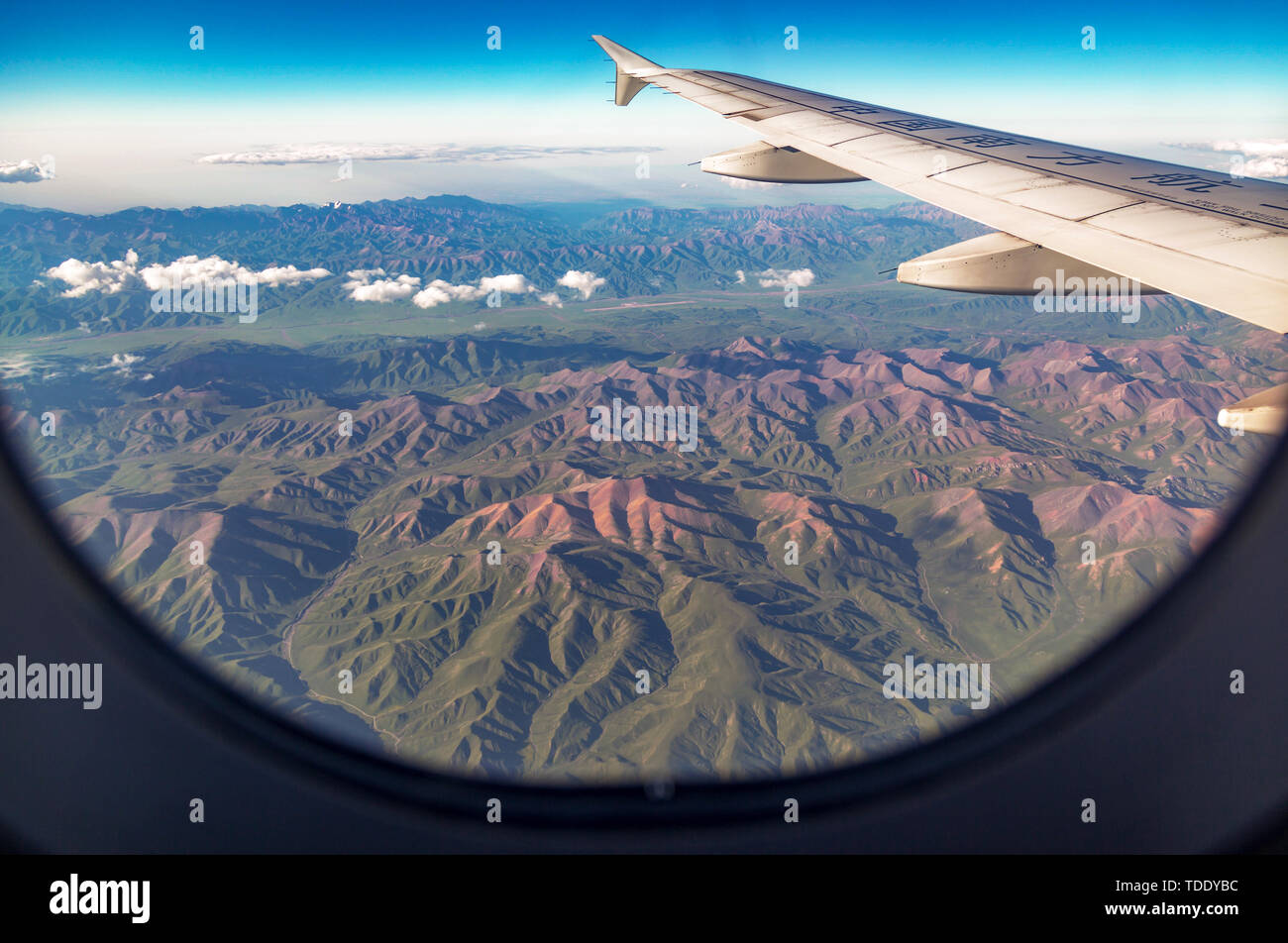 Filmed on a plane returning from Xinjiang, there is scenery outside the ...