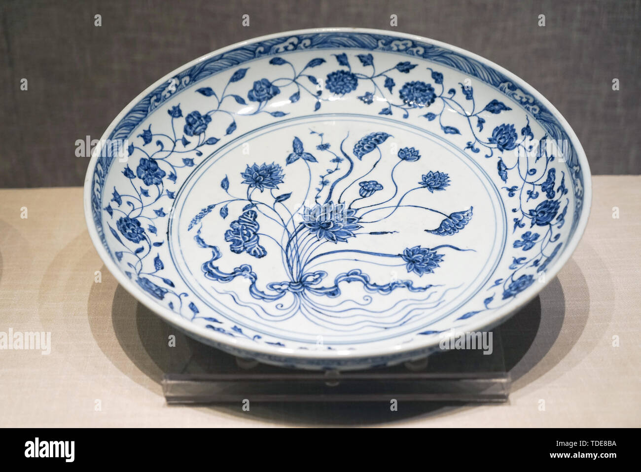 Ming Dynasty porcelain Stock Photo - Alamy