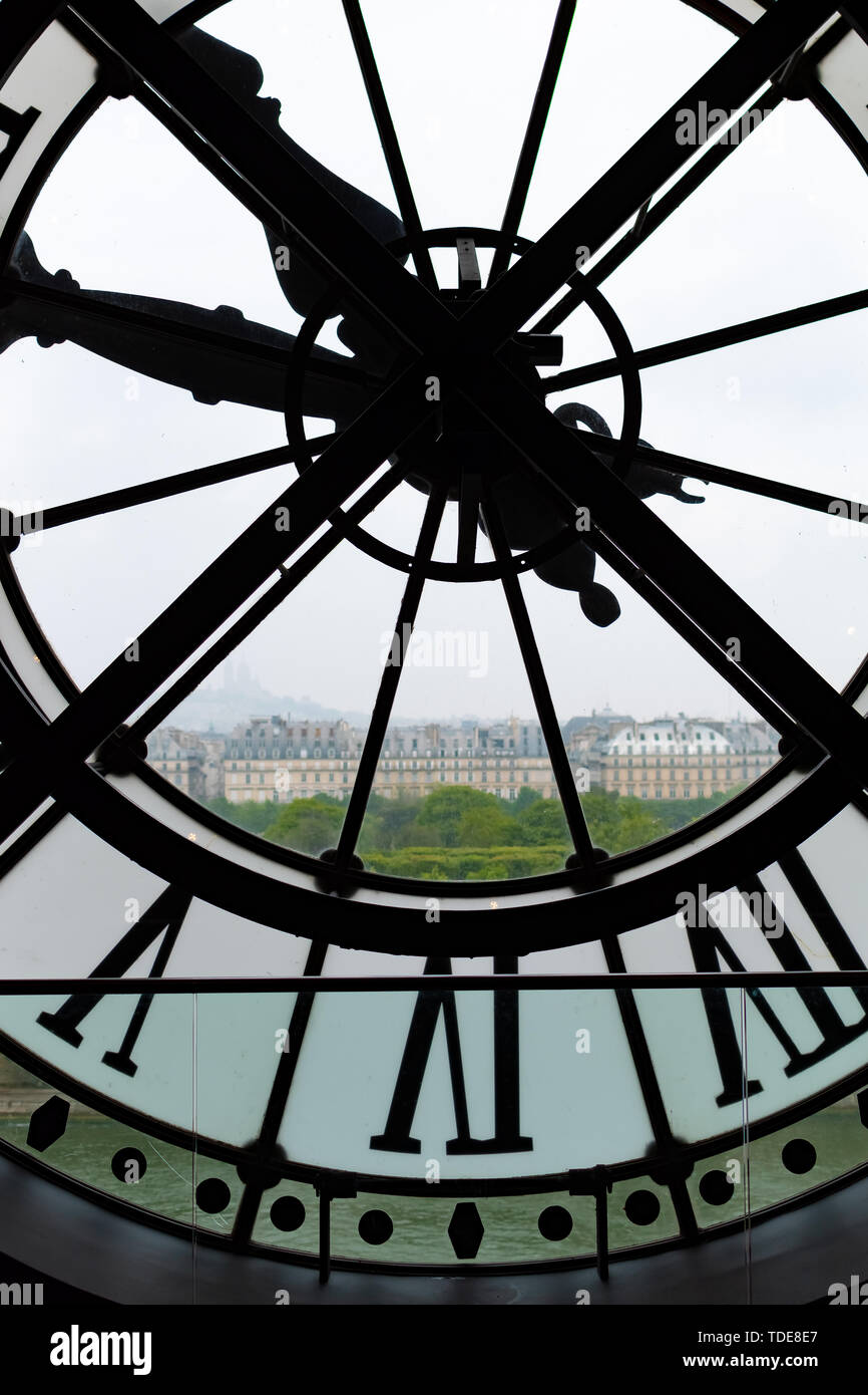 Huge clock hi-res stock photography and images - Alamy