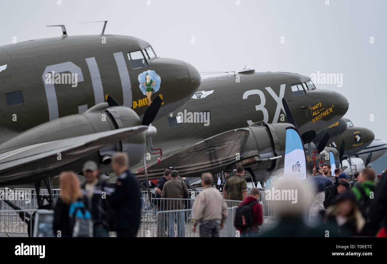 15 June 2019, Lower Saxony, Faßberg: Visitors pass raisin bombers on ...