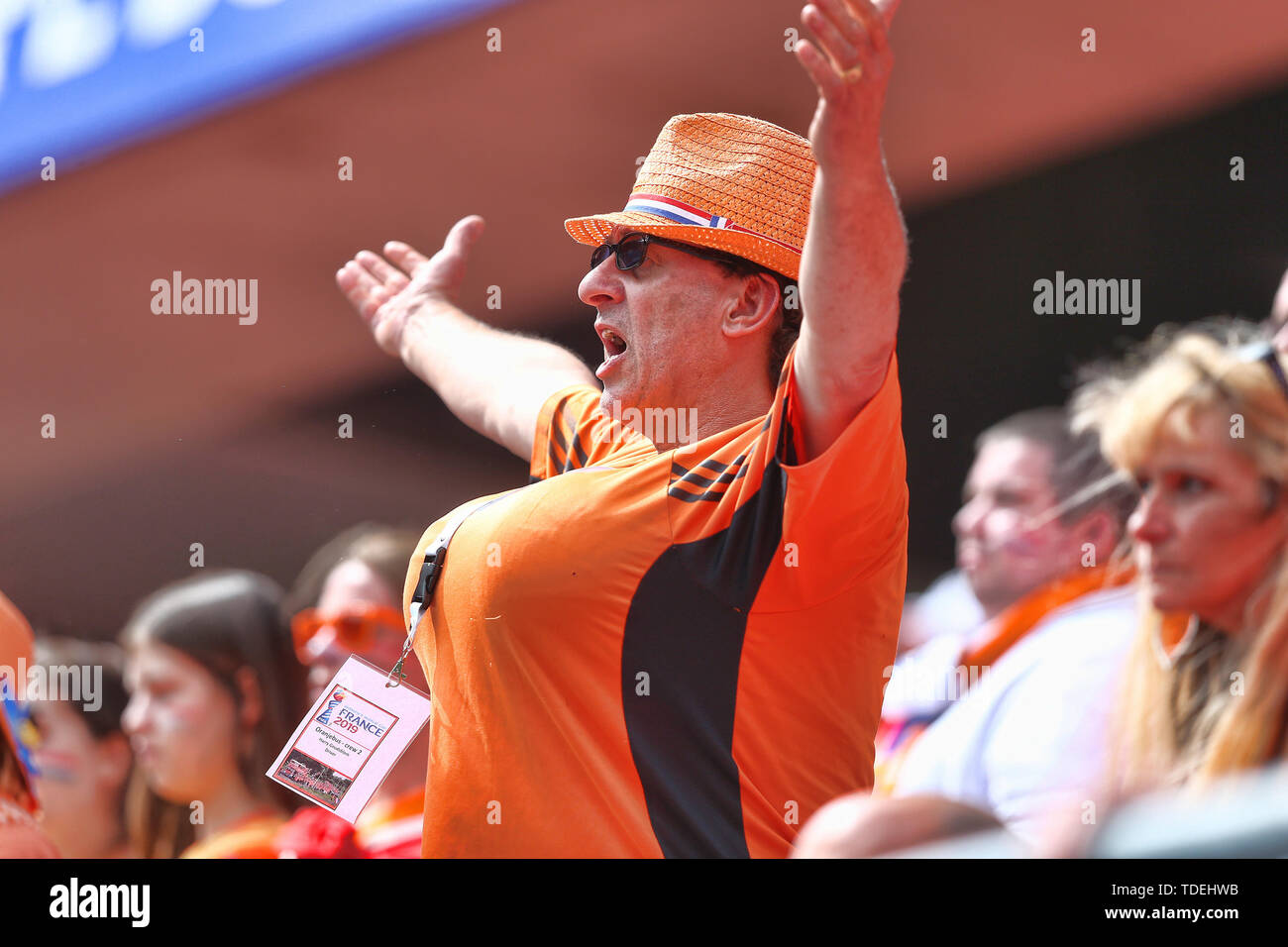 Dutch orange fans hi-res stock photography and images - Alamy
