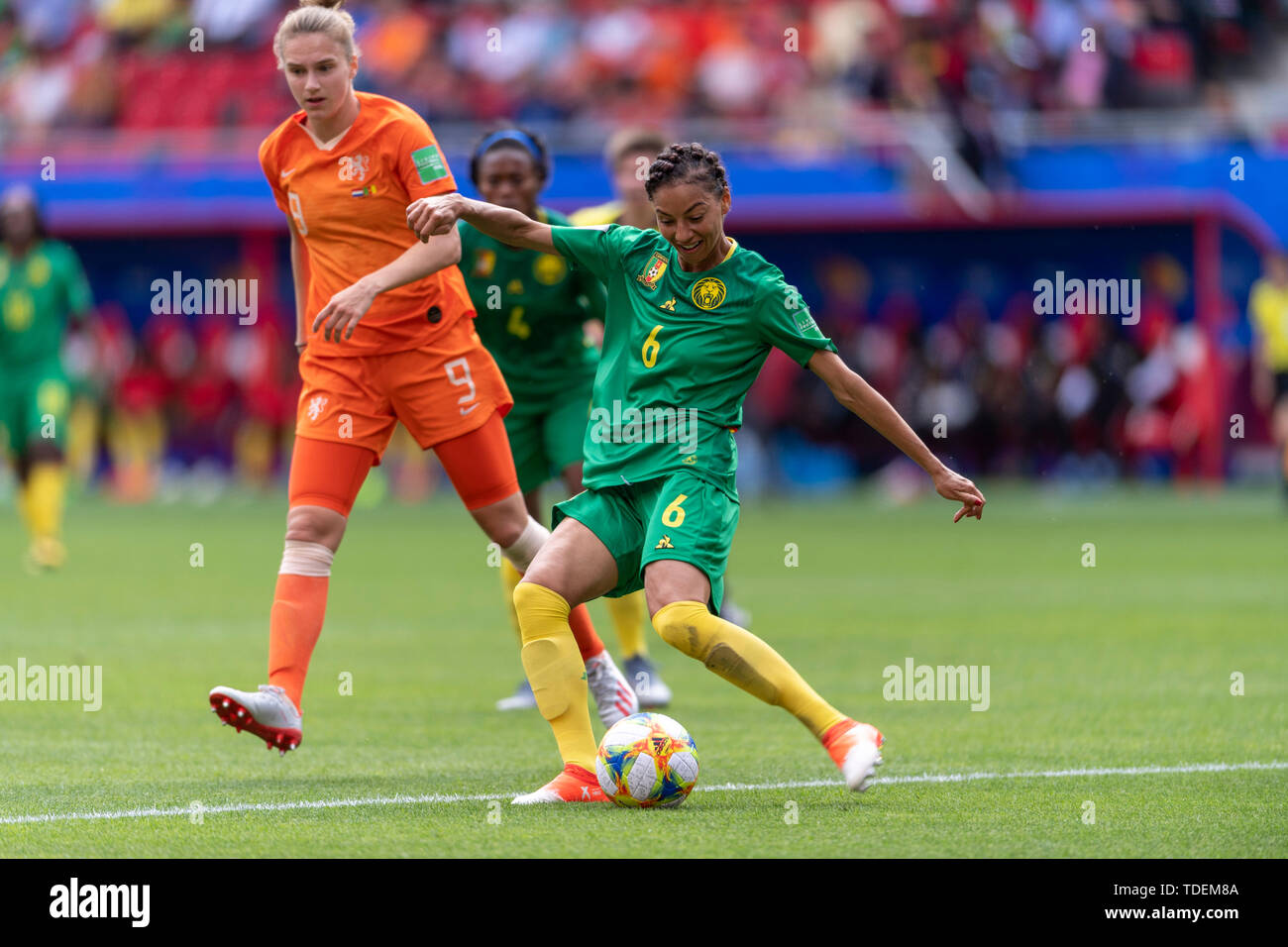 Estelle Johnson (Camerun) Vivianne Miedema (Holland) during the FIFA ...