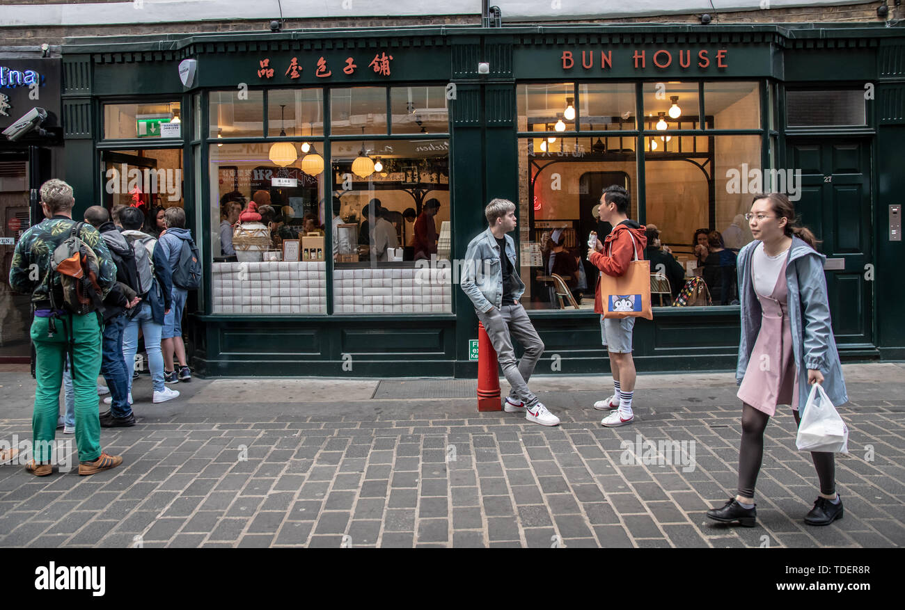 Modern chinese food restaurant uk hi-res stock photography and images ...