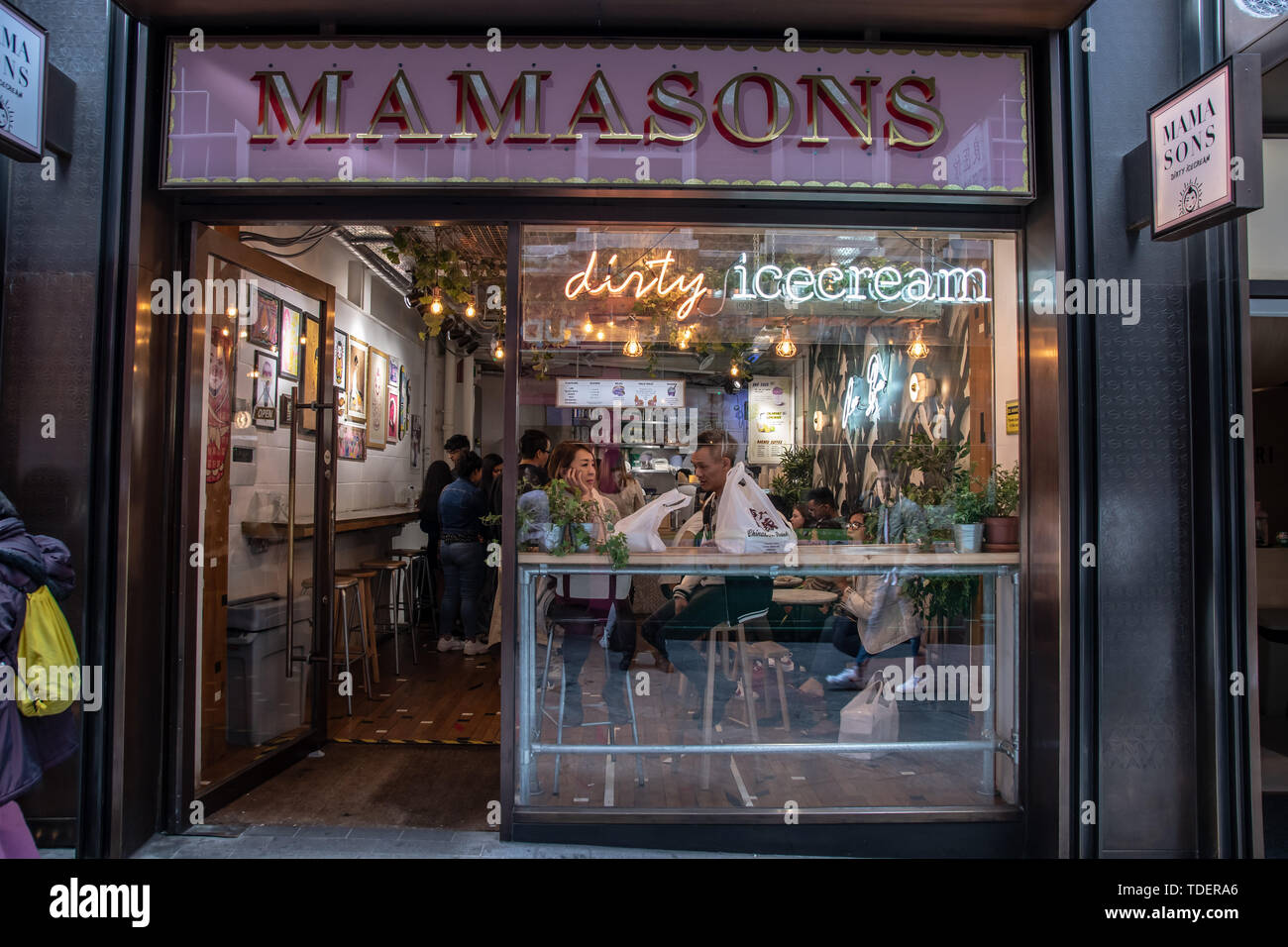 Garden bakery chinatown hi-res stock photography and images - Alamy