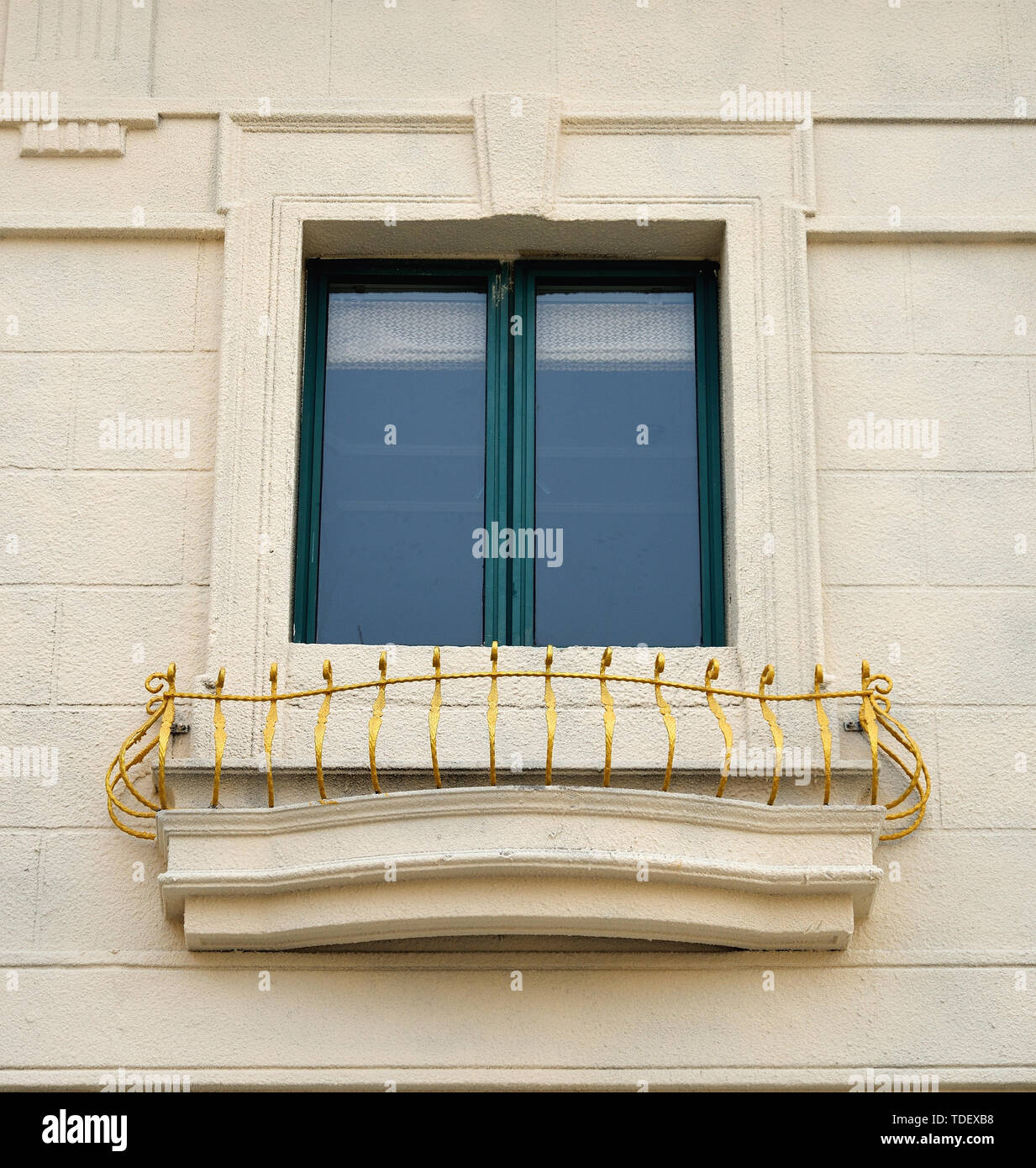 Ancient loft buildings hi-res stock photography and images - Alamy