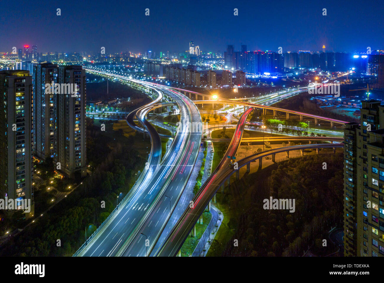 During the Spring Festival in Hangzhou in late January 2019, take ...