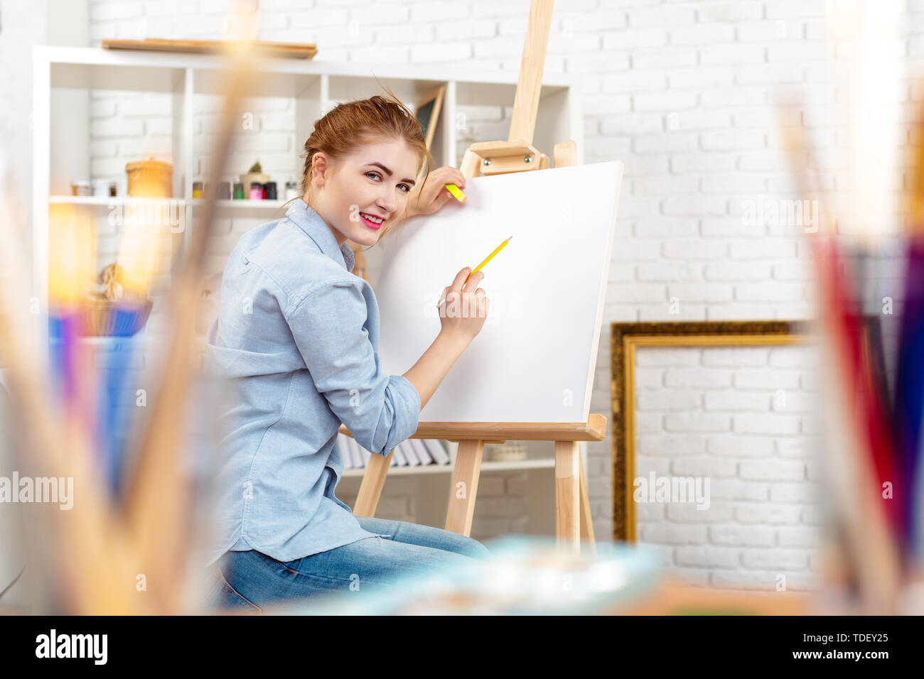 Beautiful young woman painter at work Stock Photo - Alamy
