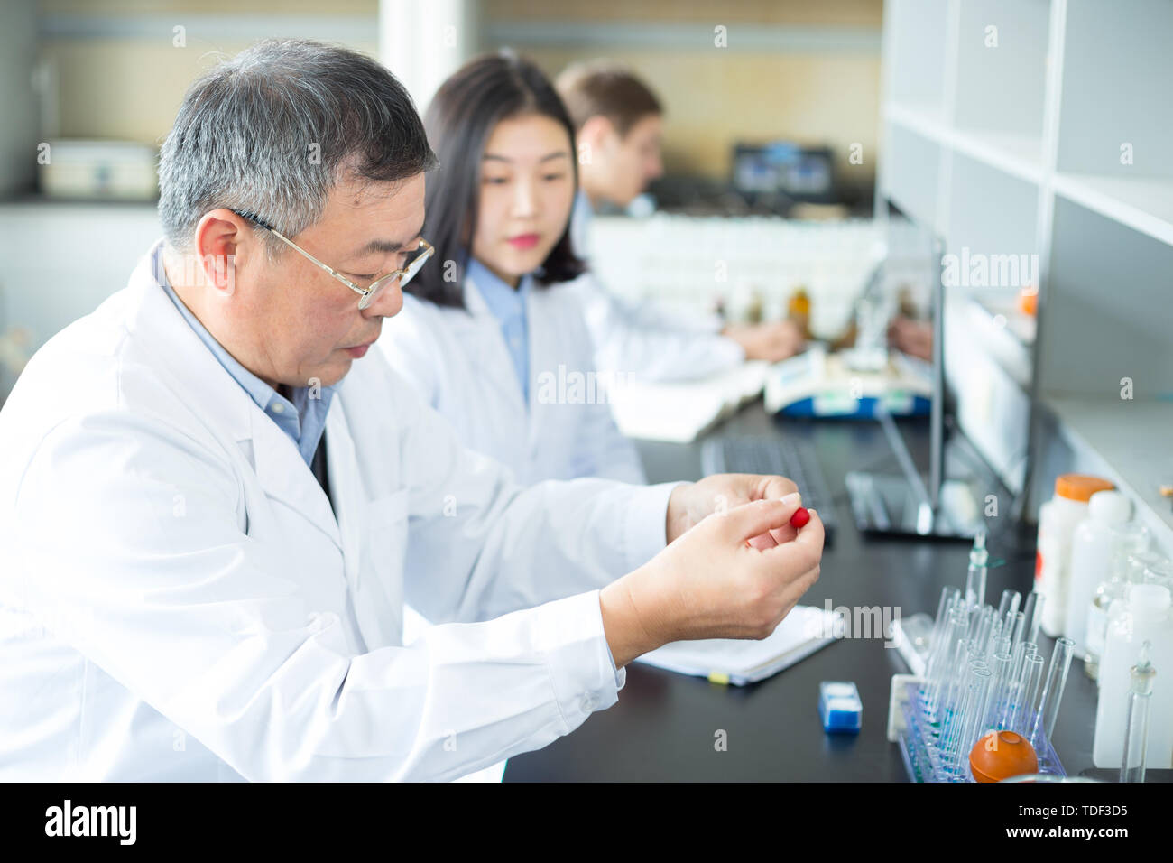 people doing chemical experiment in modern lab Stock Photo - Alamy