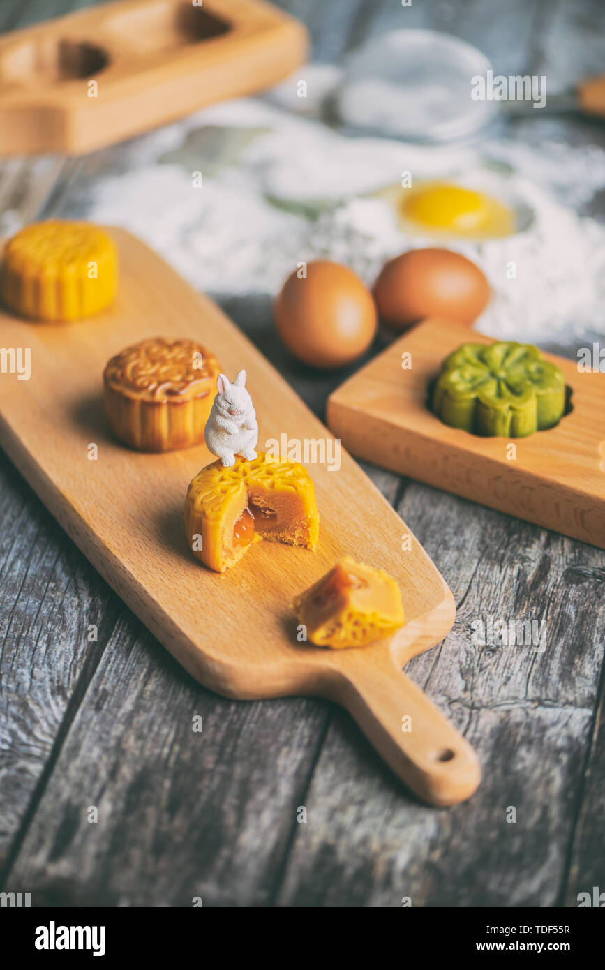 Mid autumn festival moon painting hi-res stock photography and images ...