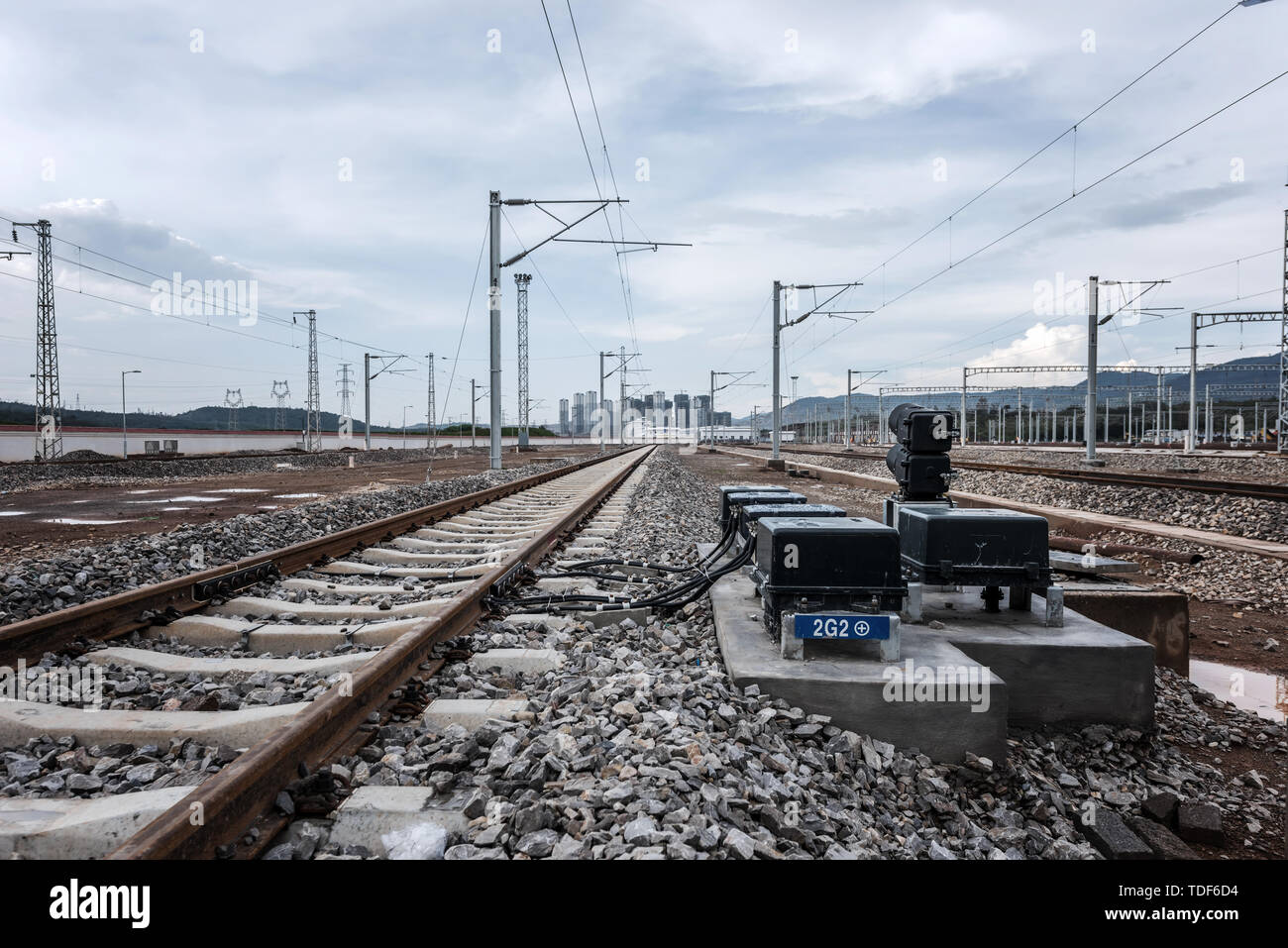 Commercial railway trains with wire hi-res stock photography and images ...