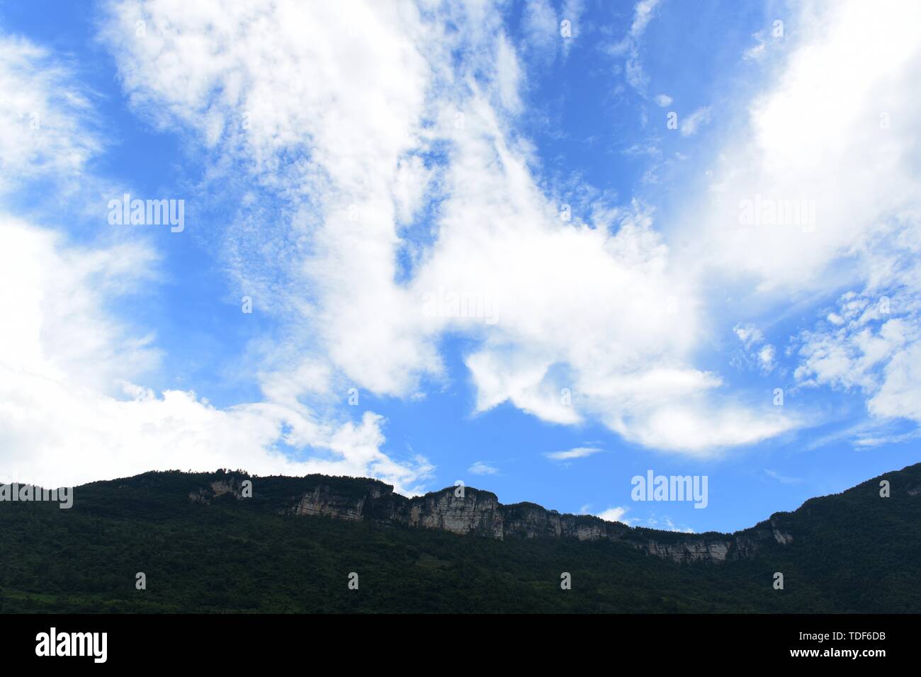 The scenery of Enshi Grand Canyon, Hubei Province is over the cliff ...