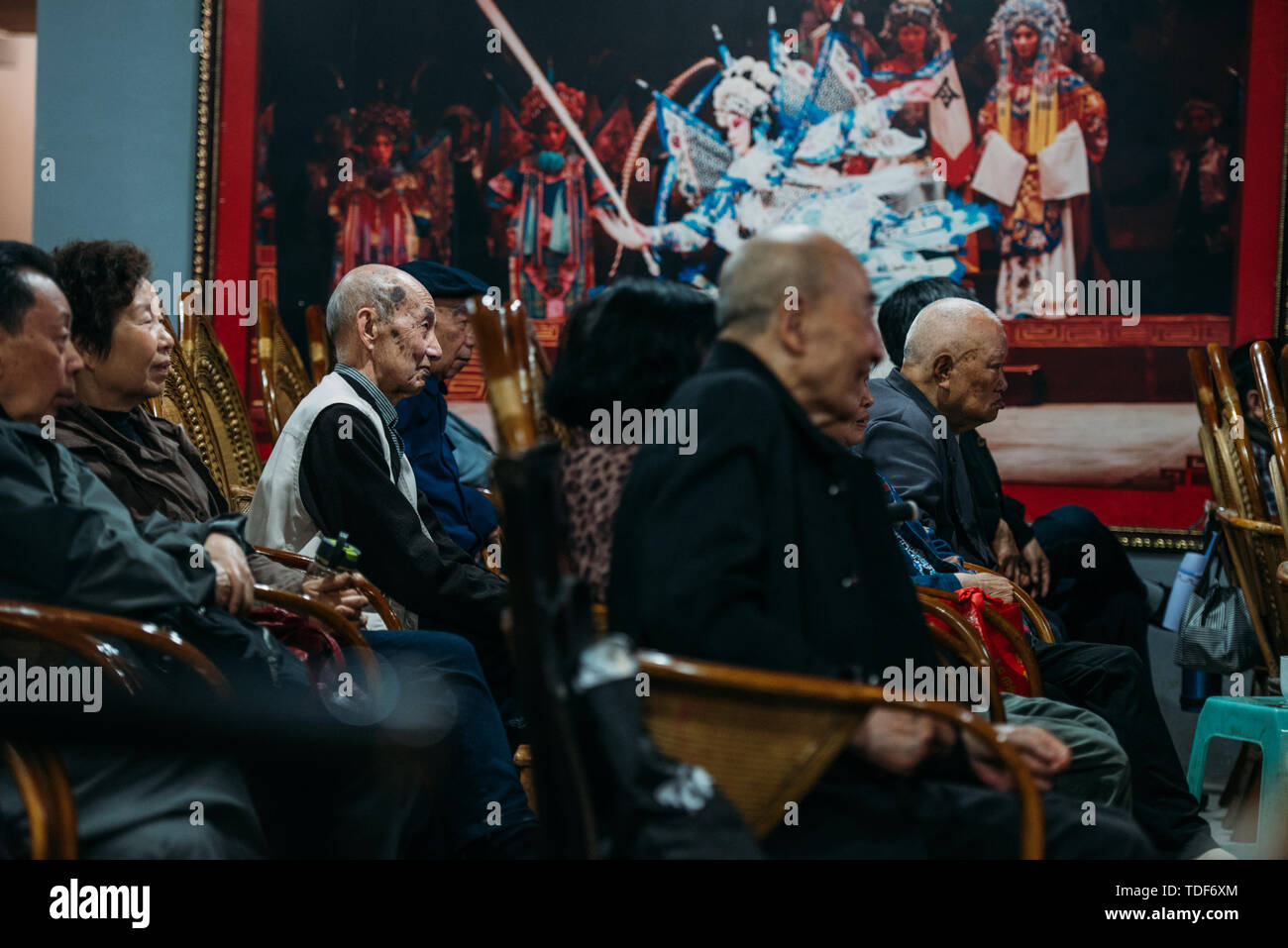 Sichuan opera stage audience Stock Photo - Alamy