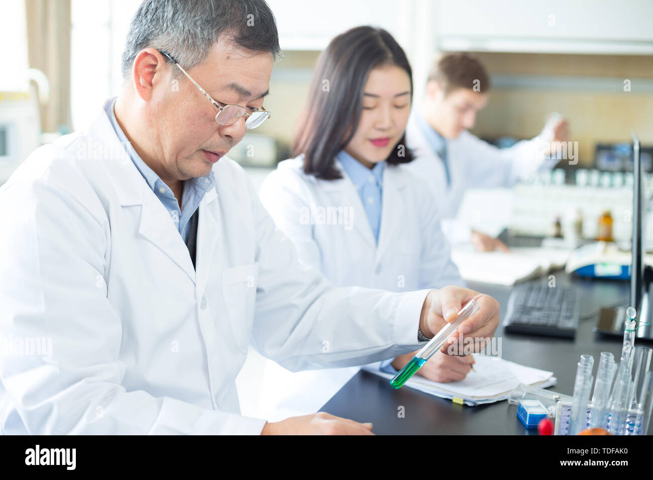 people doing chemical experiment in modern lab Stock Photo - Alamy