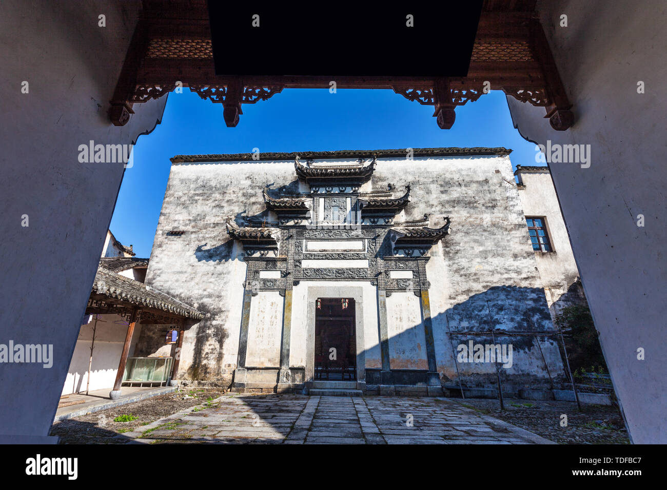 Vintage chinese building exterior hi-res stock photography and images ...