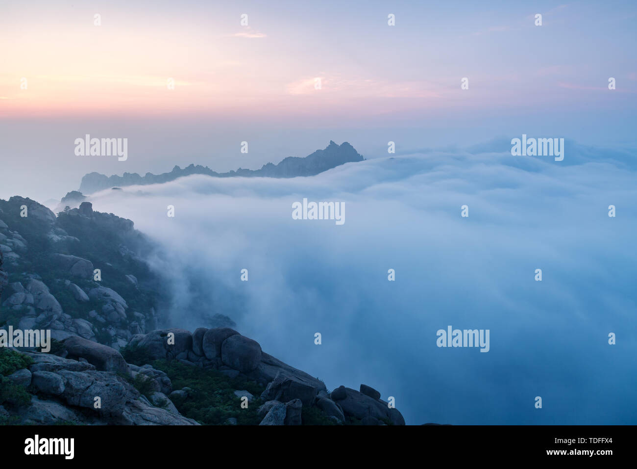 Laoding hi-res stock photography and images - Alamy