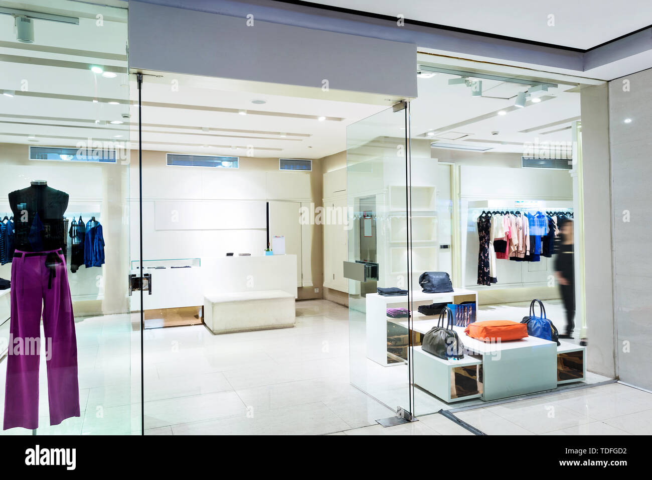 Boutique display window with mannequins in fashionable dresses Stock ...