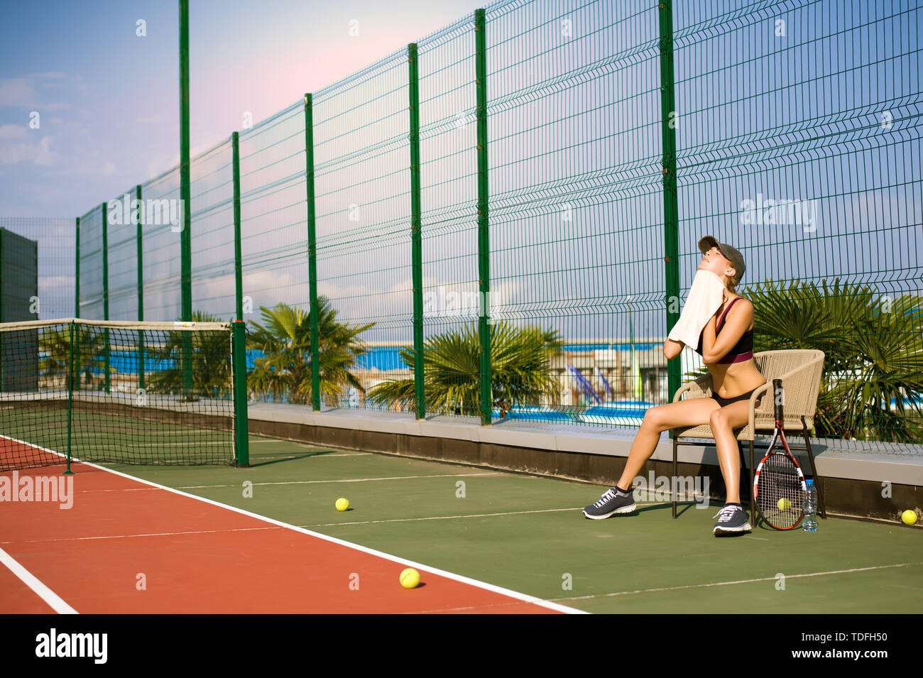 Tennis player alone on court hi-res stock photography and images - Alamy