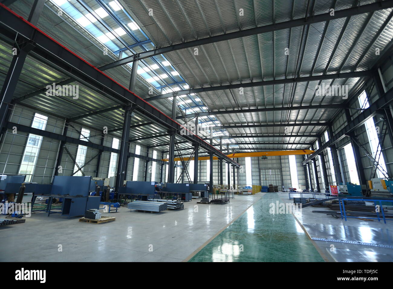 Warehouse assembly workers hi-res stock photography and images - Alamy