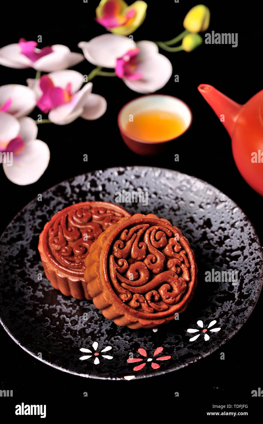 Moon cakes on the Mid-Autumn Festival Stock Photo - Alamy