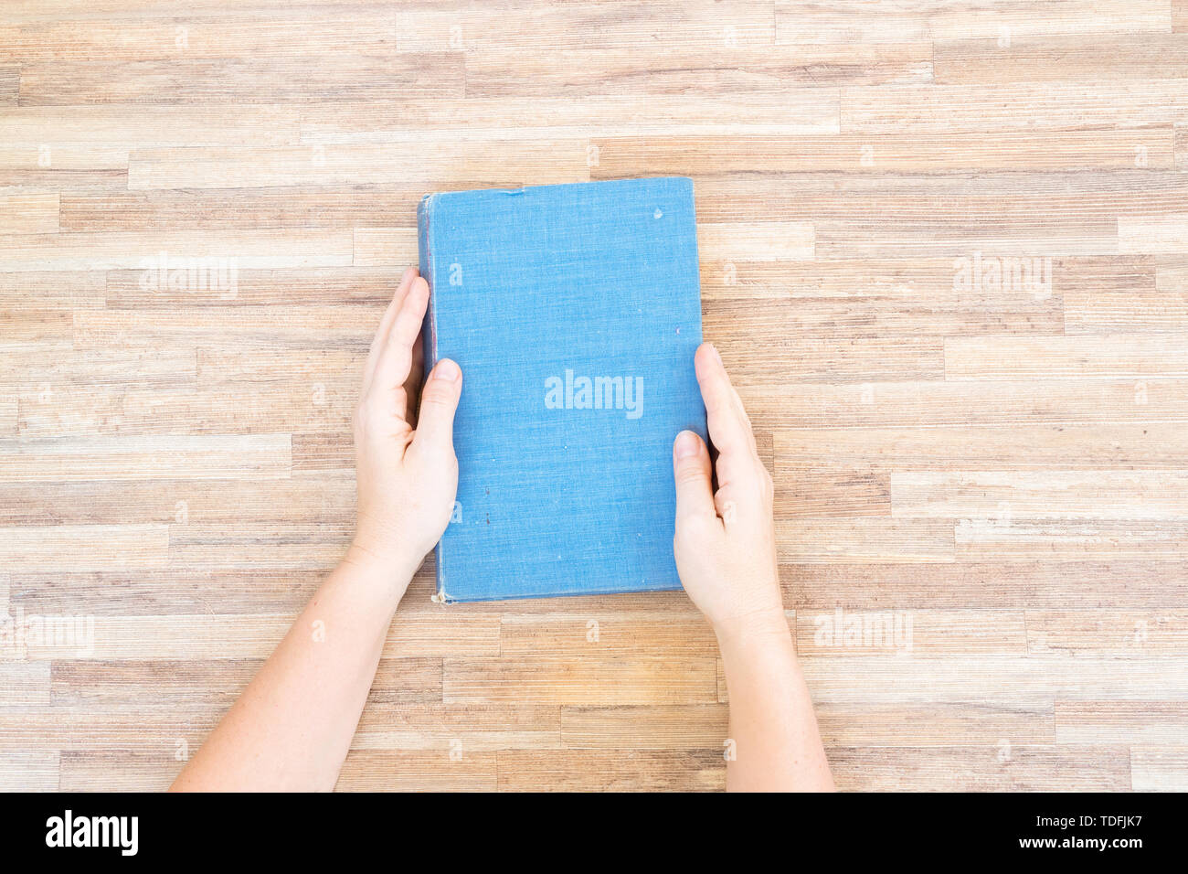 Hands holding book Stock Photo - Alamy