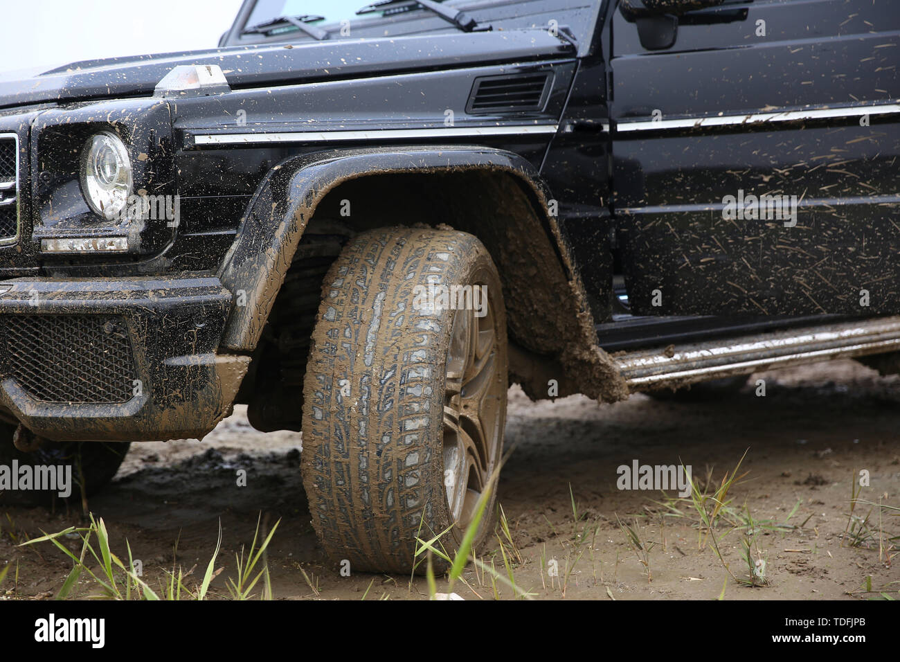 Muddy car tires Stock Photo - Alamy