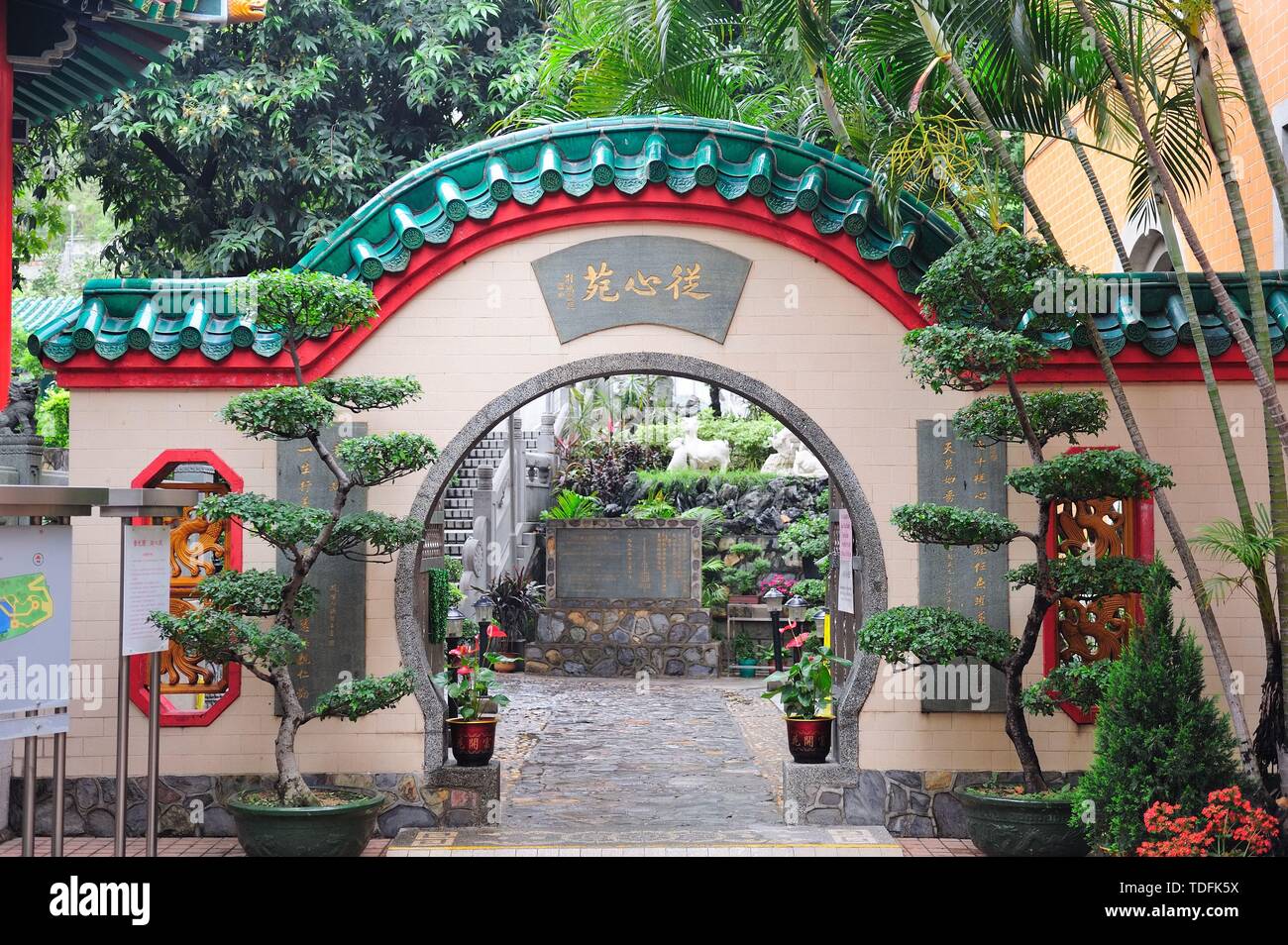 Chinese doorway architecture in garden in Hong Kong Stock Photo - Alamy