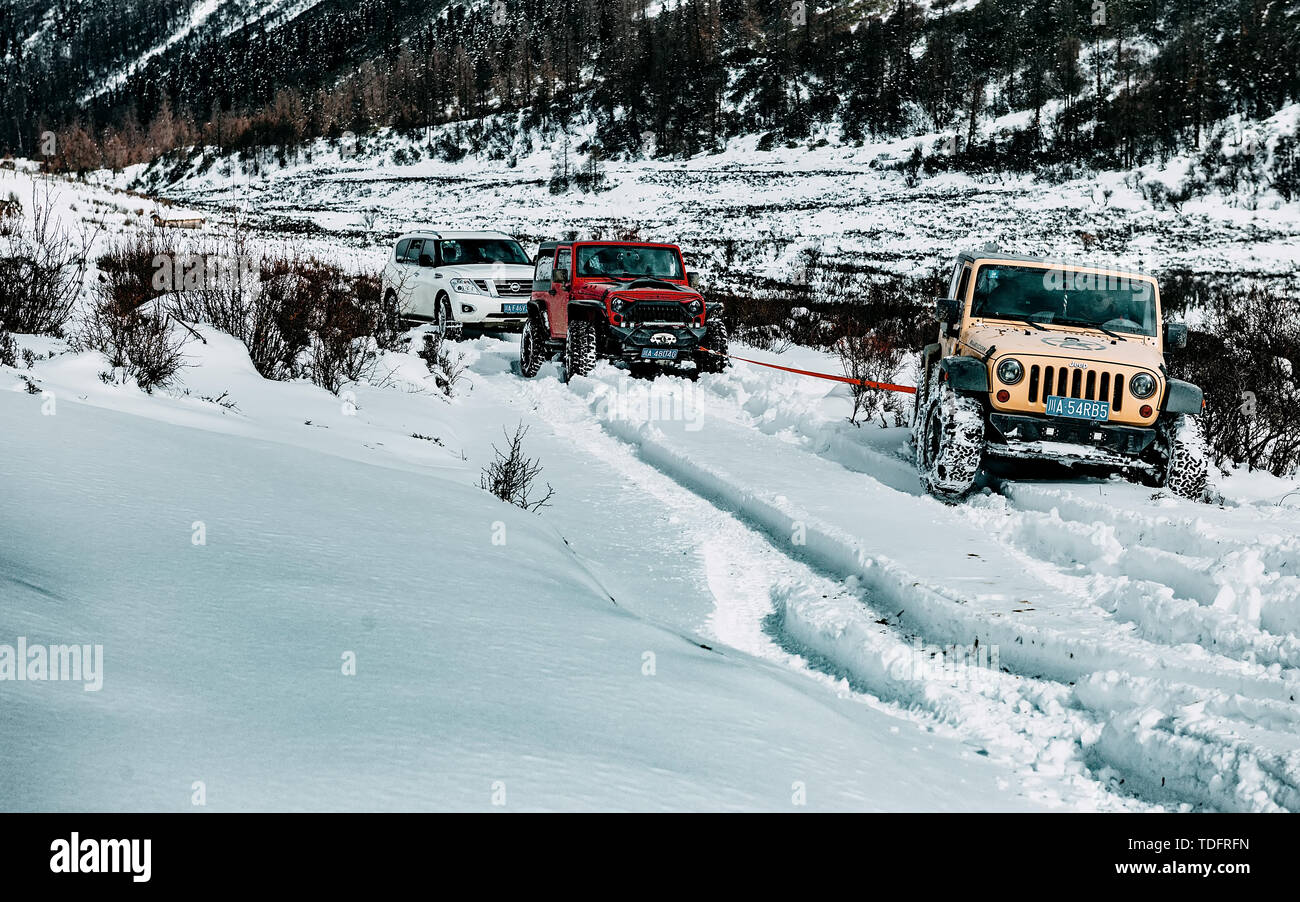 Record of jeep wrangler motorcade snowy mountain cross-country crossing ...