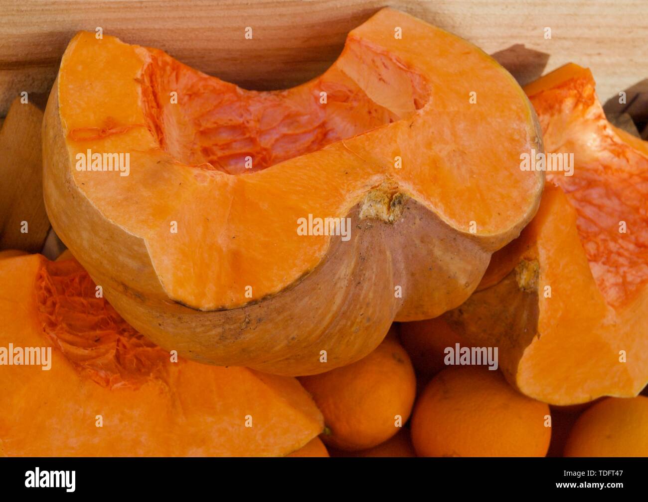 Open sweet orange melon at a fruit market Stock Photo - Alamy