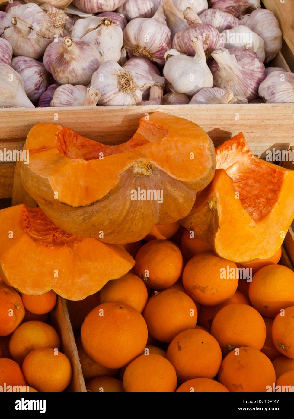 Open sweet orange melon at a fruit market Stock Photo - Alamy
