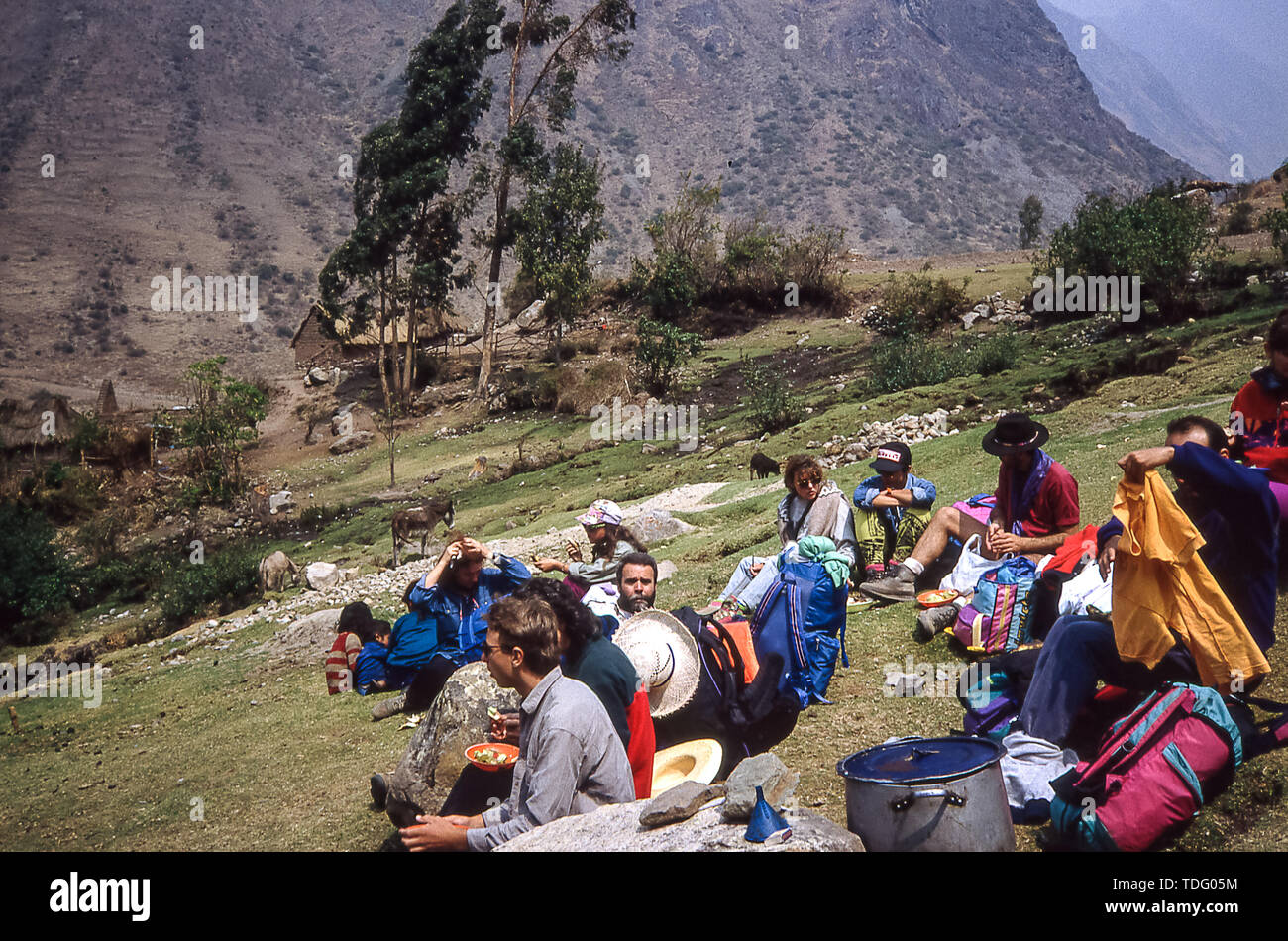 Group of hikers parked along the Inca Trail towards Machu Picchu Stock ...