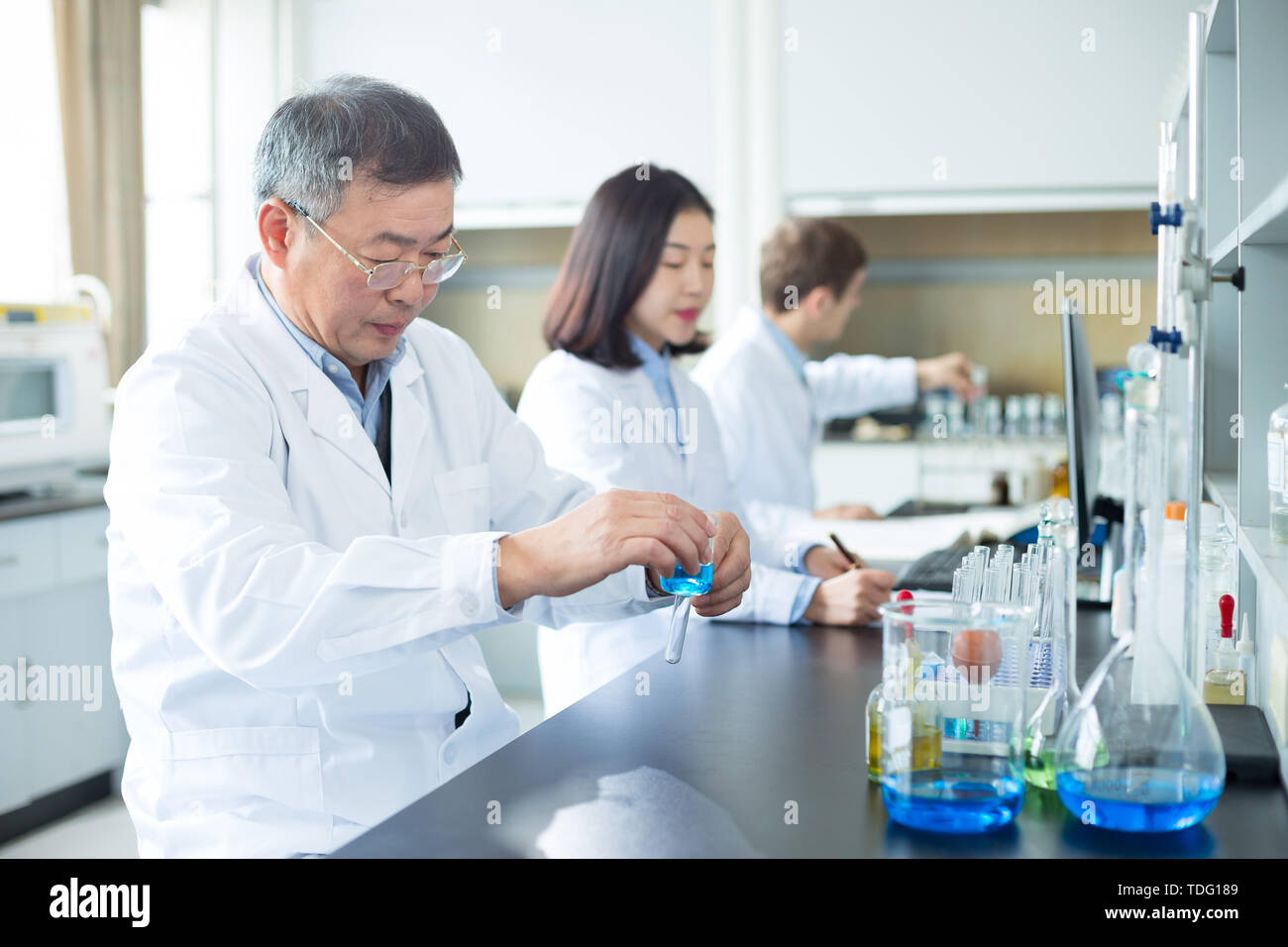 people doing chemical experiment in modern lab Stock Photo - Alamy