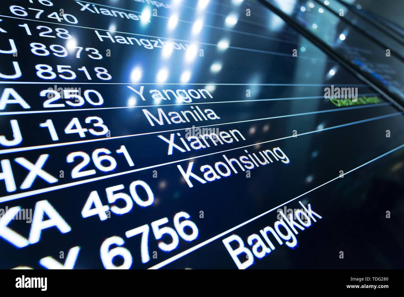 Flight schedule monitor hi-res stock photography and images - Alamy