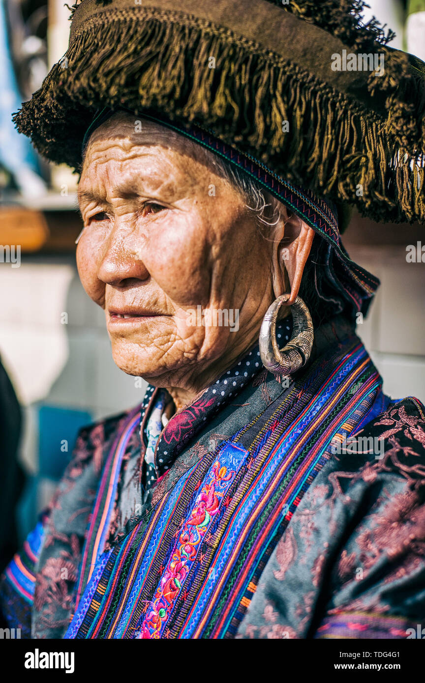 Anlong Miao costumes in Guizhou Stock Photo - Alamy
