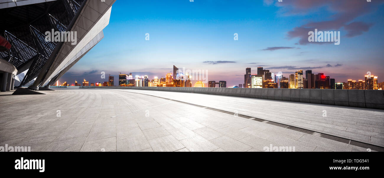 Empty square cityscape skyline hi-res stock photography and images - Alamy