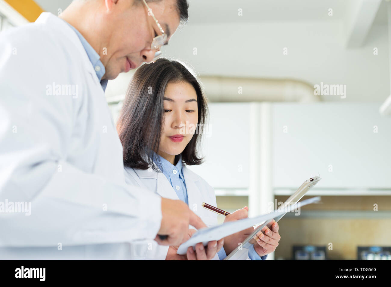 people doing chemical experiment in modern lab Stock Photo - Alamy