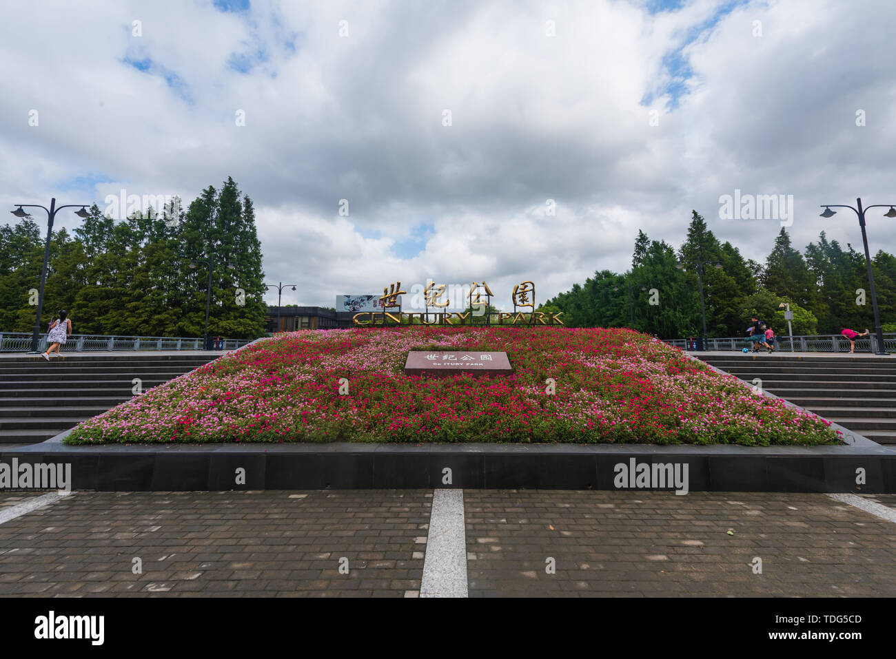 Jiuqu Bridge in Yuyuan, Shanghai Stock Photo - Alamy