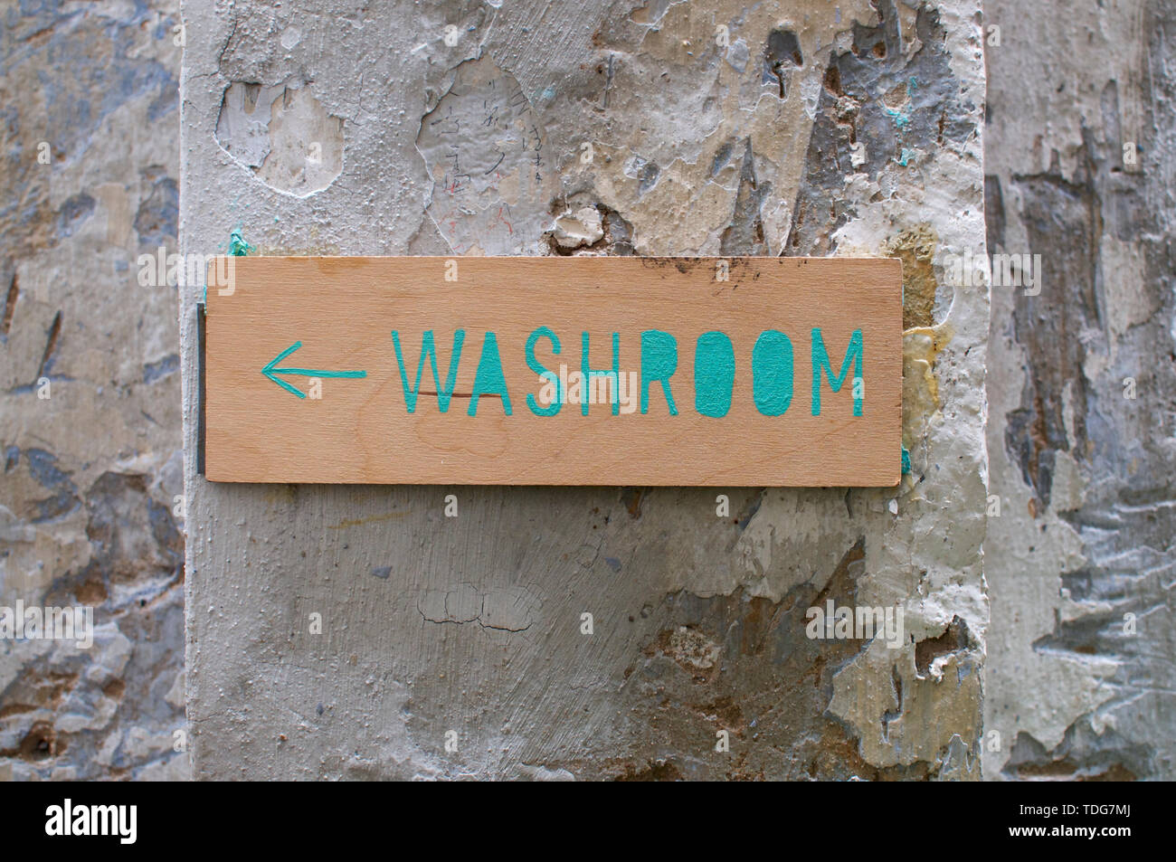 Washroom sign with arrow hi-res stock photography and images - Alamy