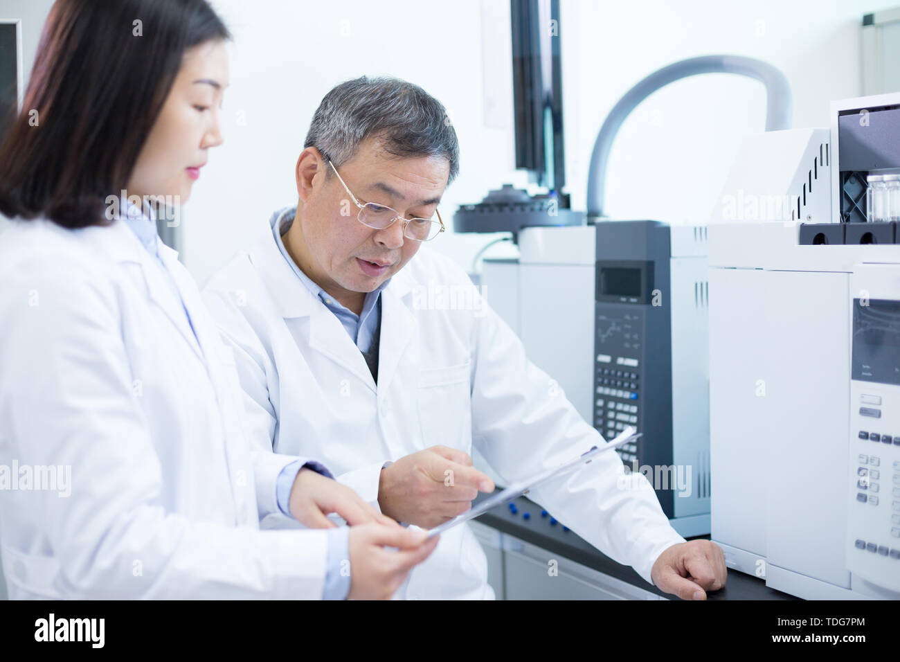 people analysis experimental data in computer in lab Stock Photo - Alamy