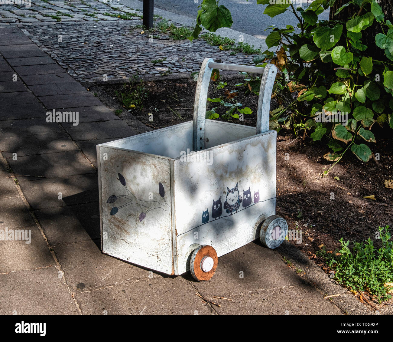Broken Wagon High Resolution Stock Photography and Images - Alamy
