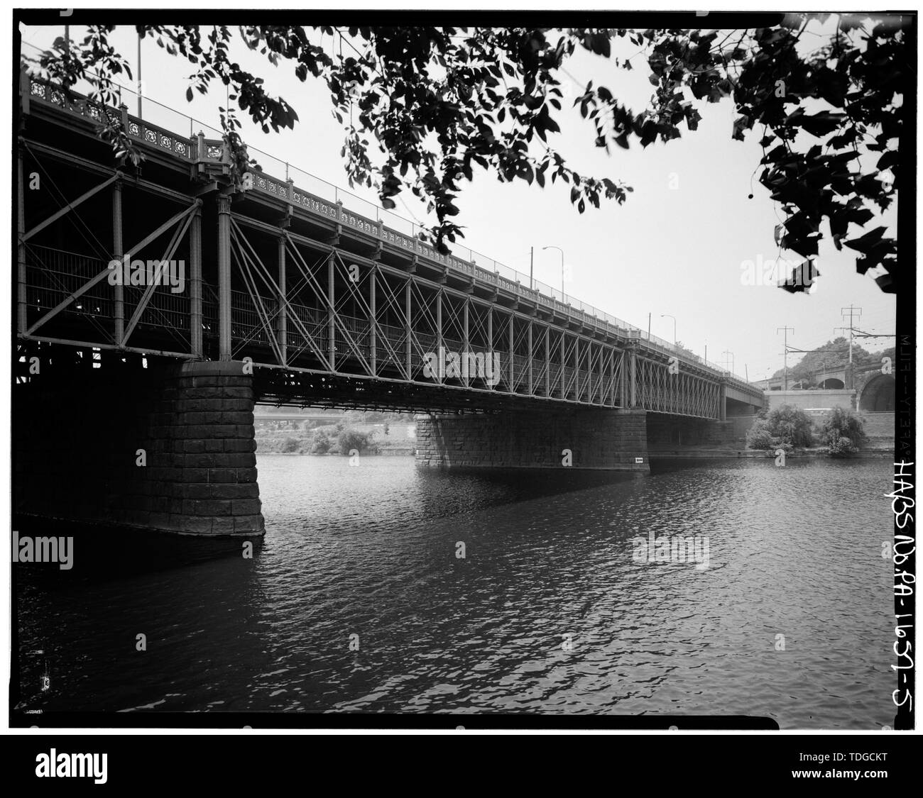 NORTH SIDE, LOOKING SOUTHWEST - Girard Avenue Bridge, Spanning ...